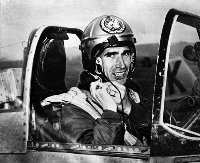 Dean Elmer Hess †97 (1917 - 2015) - The Grave [en]